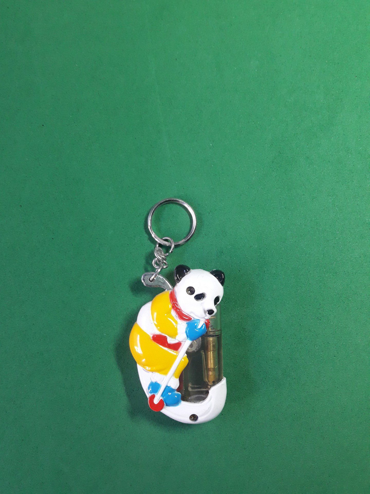 Figura de: oso panda con un mono amarillo y esquiando - VillaMecheros